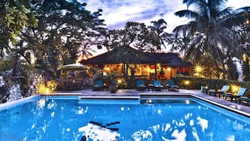 2 piscinas exteriores