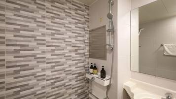 Quarto Standard | Casa de banho | Um polibã, artigos de higiene pessoal grátis, um secador de cabelo