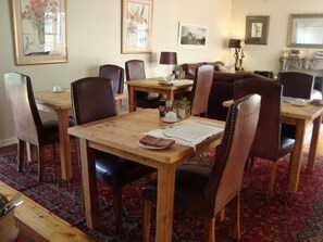 Café da manhã completo grátis todos os dias