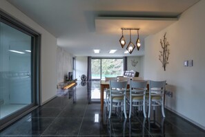 Villa Superior, 3 quartos | Cozinha privada | Um frigorífico/congelador grande, um micro-ondas, uma placa de cozinha