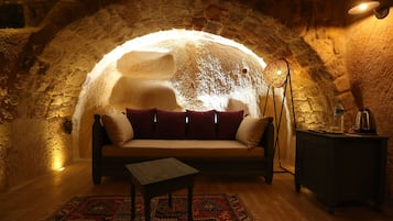Cave Suite Room | Área de estar | TV LCD