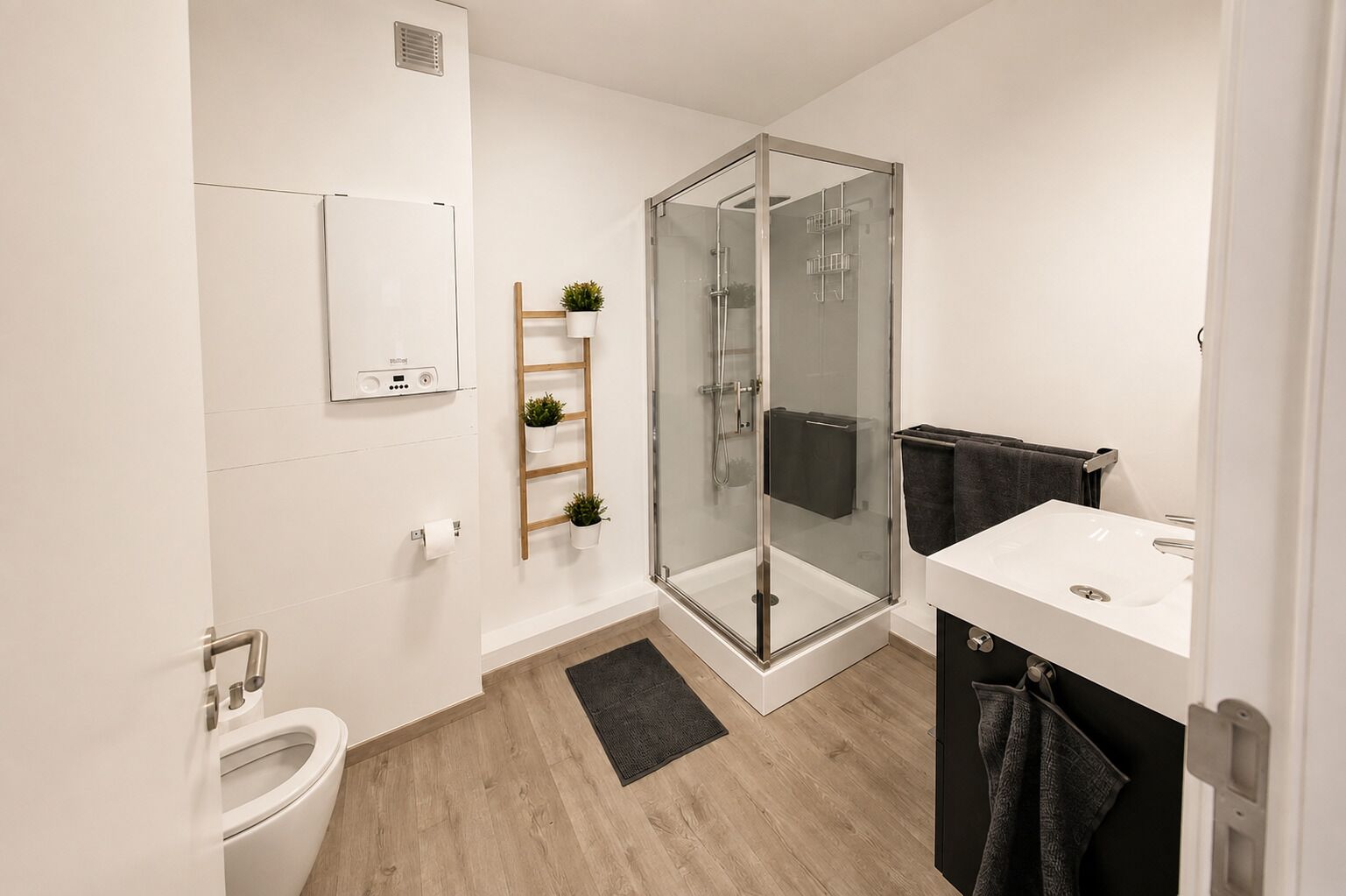 2 quartos, roupa de alta qualidade, cofre no quarto 