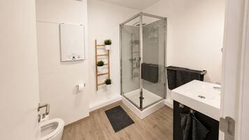 2 quartos, roupa de alta qualidade, cofre no quarto