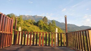 Um deck de madeira com vista para montanhas.