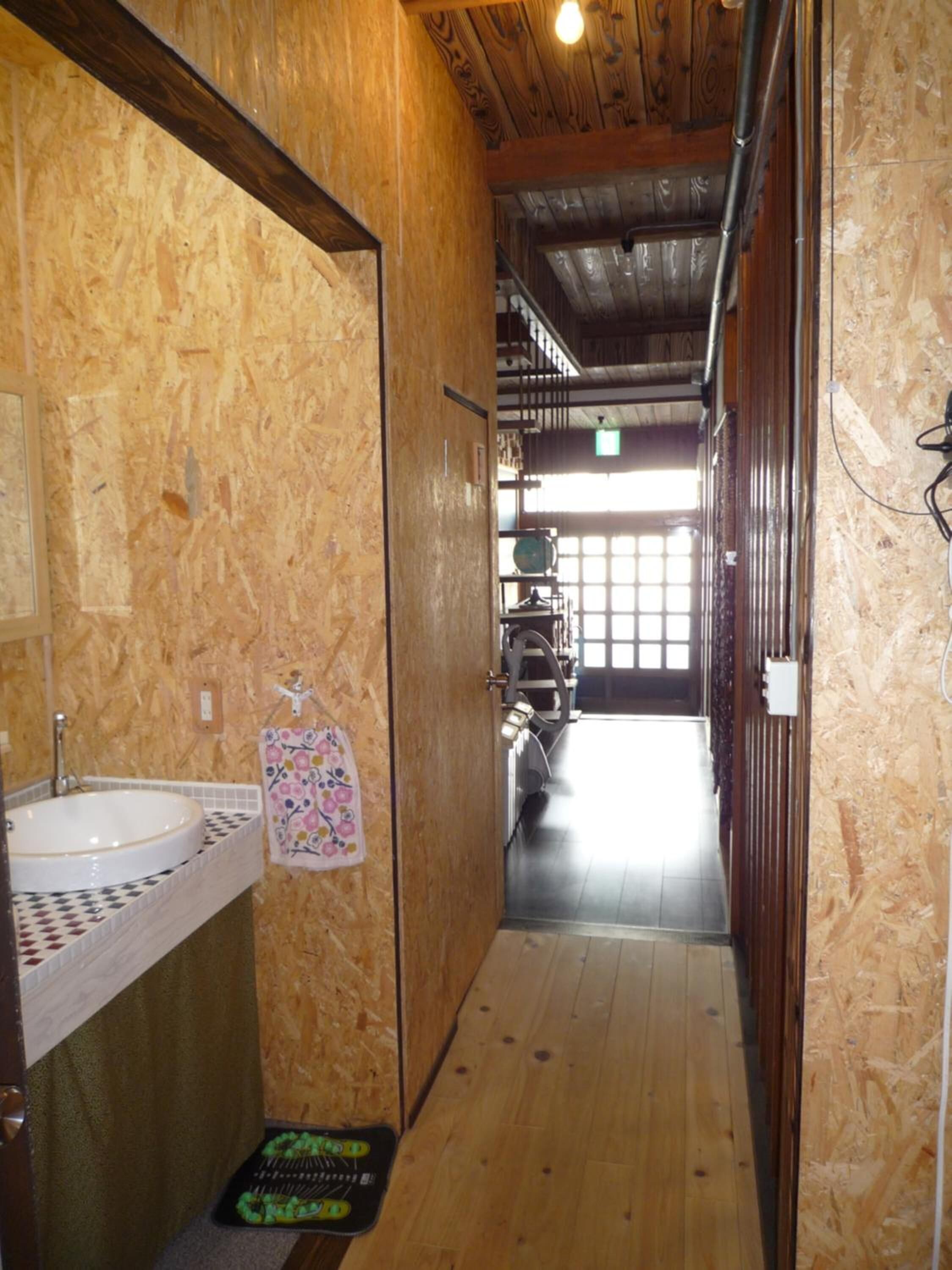 Um polibã, artigos de higiene pessoal grátis, chinelos 