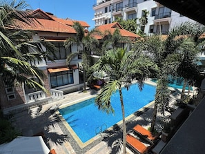 Piscina exterior, espreguiçadeiras 