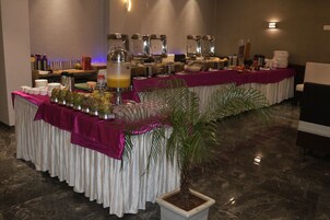 Pequeno-almoço tipo buffet diário mediante uma taxa