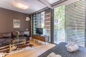 Apartamento Cidade, 3 quartos, acesso à piscina | Sala de estar | Televisor de ecrã plano de 40 polegadas com canais por cabo, televisor