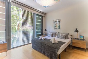 Apartamento Cidade, 3 quartos, acesso à piscina | Cofre no quarto, com mobília individualizada, ferro/tábua de engomar 