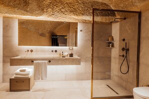 Golden Hour Suite | Casa de banho | Um polibã, um chuveiro fixo, artigos de higiene pessoal grátis