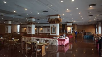 Café da manhã, almoço e jantar; local e internacional