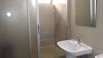 Quarto Deluxe | Casa de banho | Um polibã e uma banheira separados, artigos de higiene pessoal grátis