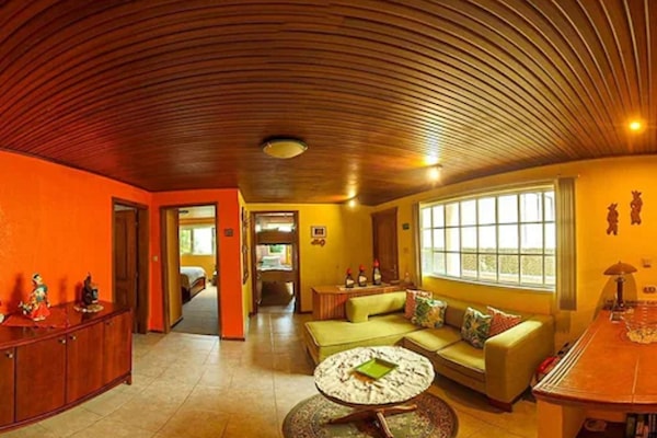 Apartamento Familiar, 2 quartos, vista para o jardim | Sala de estar | Televisor LED de 32 polegadas com canais digitais, televisor