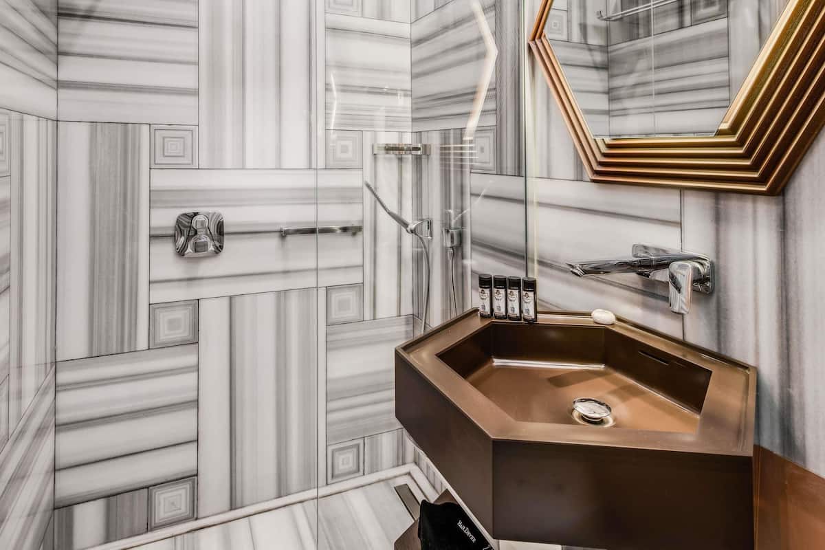 Roupas de cama premium, cofres nos quartos, individualmente decorados