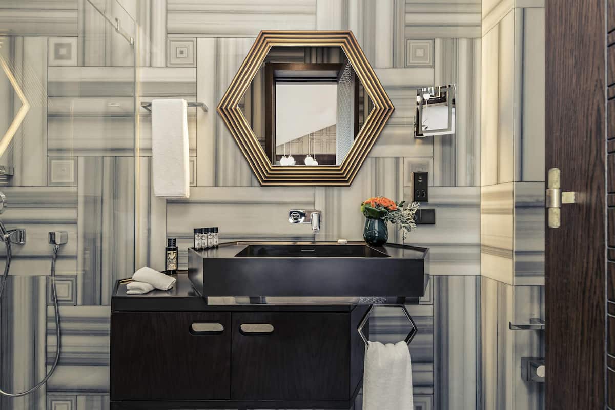 Roupas de cama premium, cofres nos quartos, individualmente decorados