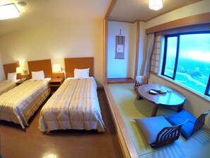 Quarto Triplo, não fumadores, vista para a baía | Cofre no quarto 