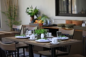 Pequenos-almoços servidos, cozinha local e internacional