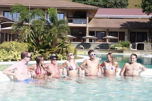 Piscina exterior, guarda-sóis, espreguiçadeiras
