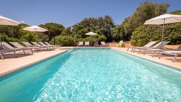 Piscina exterior, espreguiçadeiras