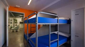 Dormitório compartilhado standard, em dormitório misto, banheiro compartilhado, vista para a cidade | Cortinas blackout, quartos à prova de som, ferros/tábuas de passar roupa