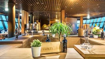 2 restaurantes, café da manhã, culinária internacional
