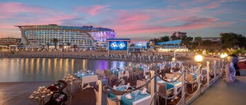 6 restaurantes, pequenos-almoços servidos 