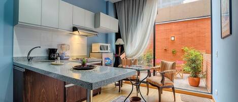 Apartamento standard, 1 quarto | Cozinha americana privada | Geladeira, micro-ondas, cafeteira/chaleira