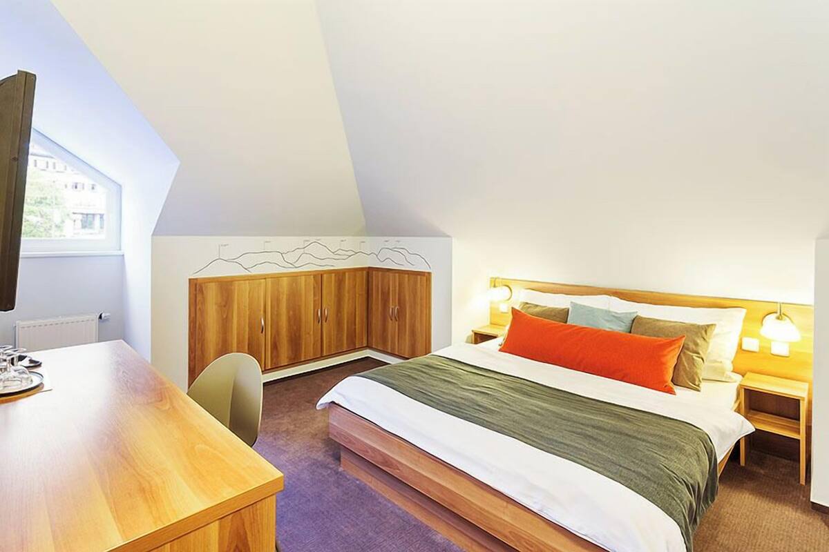 Quarto Familiar | Minibar, cofre no quarto, secretária, cortinas/cortinados opacos 