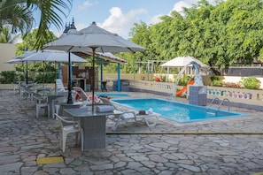 Piscina externa, guarda-sóis, espreguiçadeiras