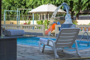 Piscina externa, guarda-sóis, espreguiçadeiras