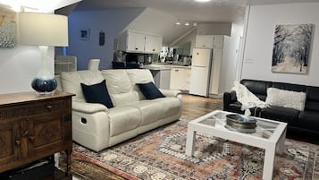 2 quartos, edredons de pluma, individualmente decorados