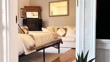 Suíte estúdio superluxo, 1 quarto, vista para o pátio | 2 quartos, edredons de pluma, individualmente decorados