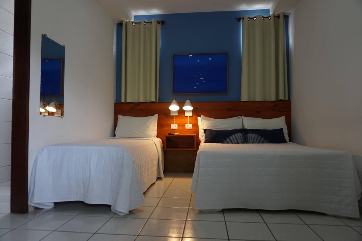 1 quarto, frigobar, cortinas blackout, ferros/tábuas de passar roupa