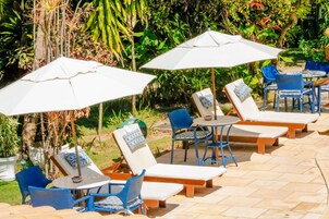 Piscina externa, espreguiçadeiras