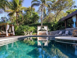 Piscina exterior, da(s) 9:00 à(s) 22:00, guarda-sóis, espreguiçadeiras 