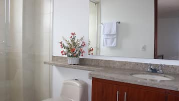 Dúplex | Casa de banho | Um polibã, um chuveiro fixo, um secador de cabelo (mediante pedido)