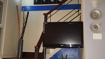 Apartamento Premium, 2 quartos, vista para a montanha | Sala | Televisor de ecrã plano de 50 polegadas com canais por cabo, televisor