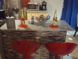 Apartamento premium, 2 quartos, vista para a montanha | Cozinha privada | Geladeira grande, micro-ondas, fogão, cooktop