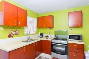 Casa família, 2 quartos, 2 banheiros, vista para a praia | Cozinha privada | Geladeira grande, micro-ondas, fogão, cooktop