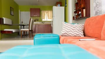 Casa Familiar, 2 quartos, 2 casas de banho, vista para a praia | Sala | TV de ecrã plano, leitor de DVD