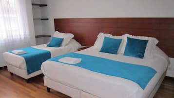 Quarto Triplo | Roupa hipoalergénica, edredões de penas, secretária