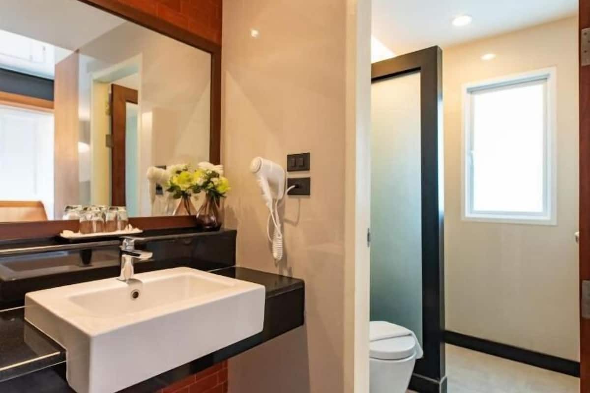 Casa de banho | Um polibã, artigos de higiene pessoal grátis, um secador de cabelo