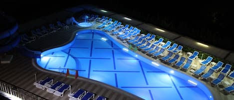 Piscina exterior, guarda-sóis, espreguiçadeiras