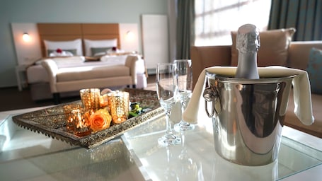 Suite | Sala de estar | TV de ecrã plano . Hotel Class