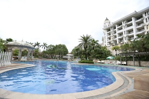 Piscina exterior sazonal, guarda-sóis, espreguiçadeiras