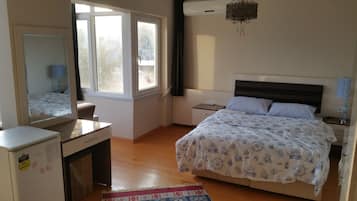 Quarto Duplo, vista para o mar | Cofre no quarto, secretária, ferro/tábua de engomar