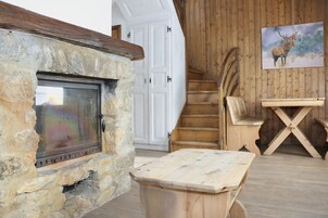 Duplex, 2 quartos | Área de estar | TV de tela plana 34 polegadas com canais via satélite, TV