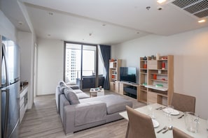 Apartamento em Condomínio Fechado, 2 quartos, vista para o mar, em frente ao mar | Sala de estar | Televisor 