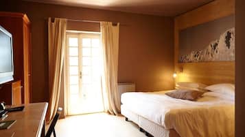Roupas de cama premium, frigobar, cofres nos quartos, escrivaninha