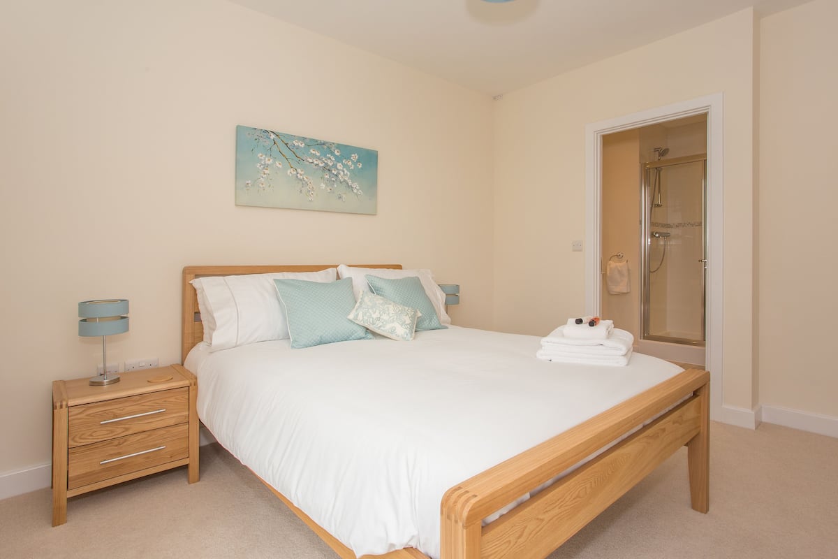 Apartamento executivo, 2 quartos | 1 quarto, roupas de cama de algodão egípcio, roupas de cama premium